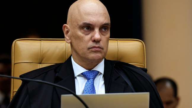Moraes não decreta prisão de Bolsonaro, mas alerta para novo descumprimento